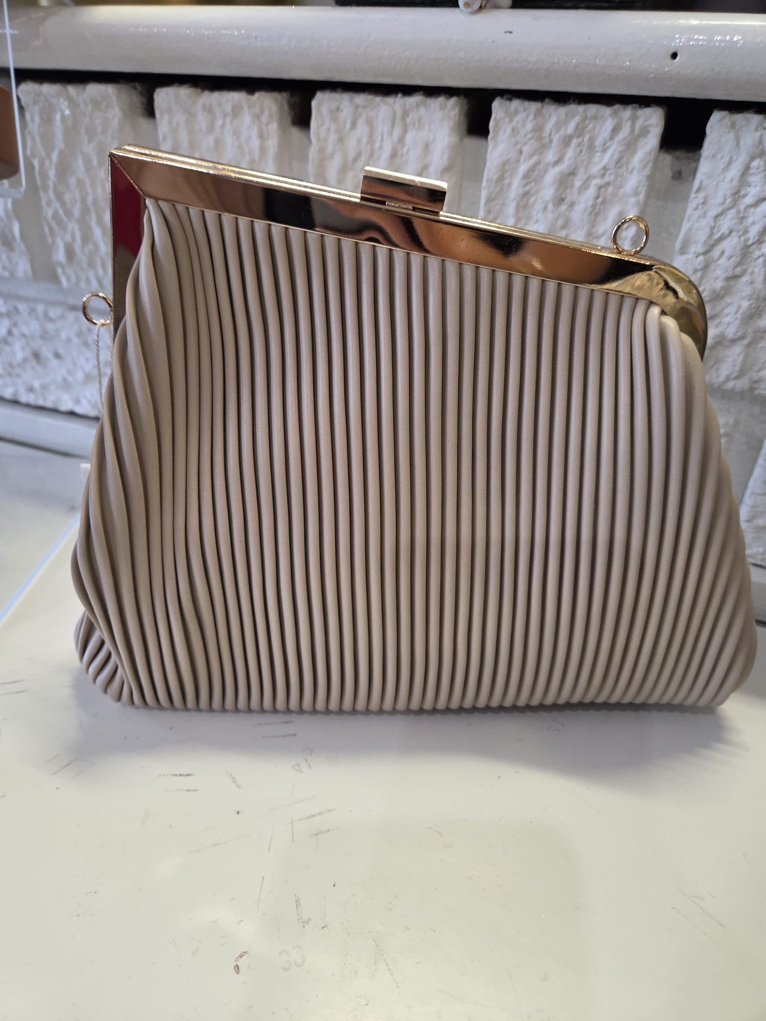 The pleated clasp fasten bag with shoulder strap – peachesboutiqueuk